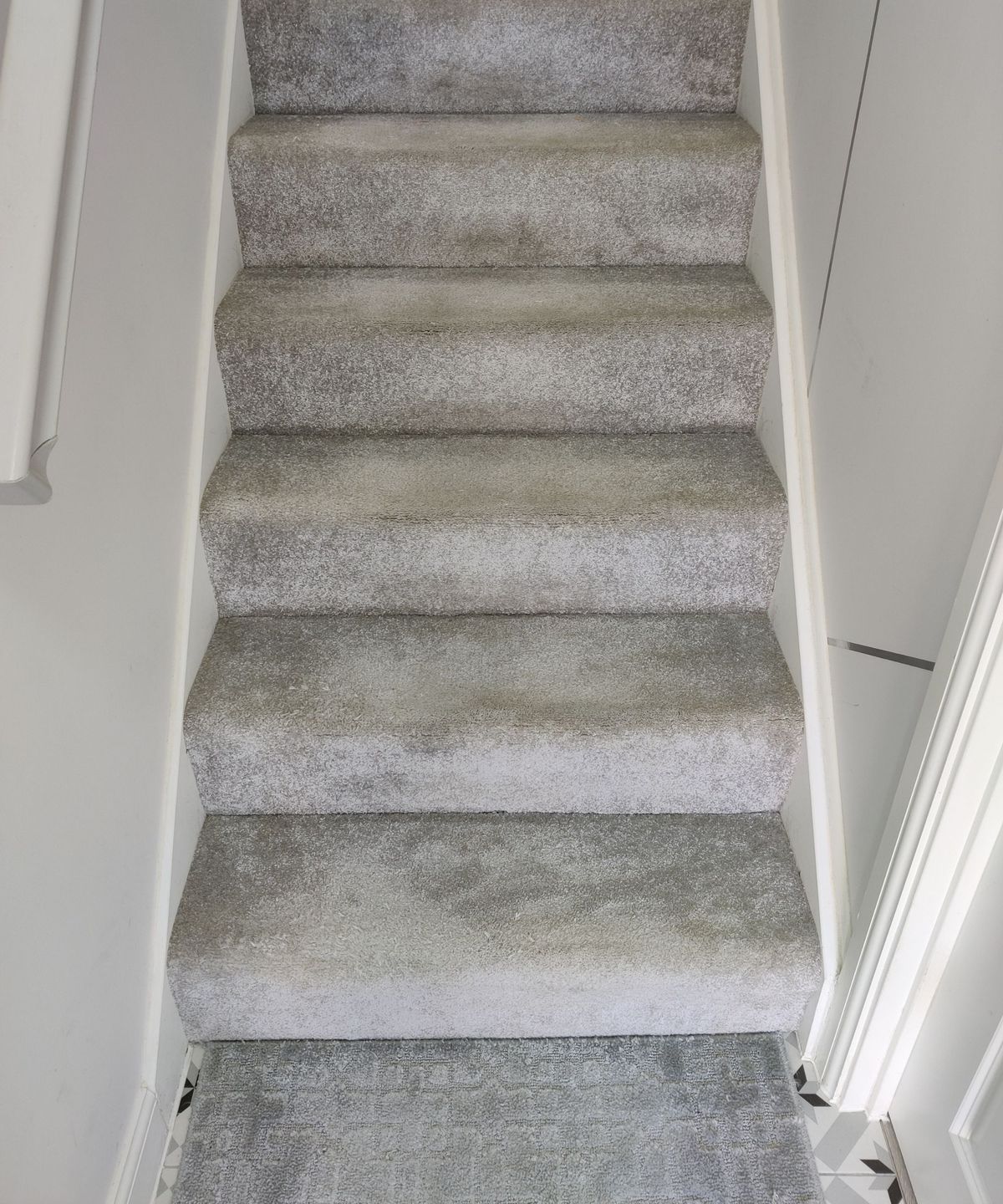Lift up stairs storage: What it is and how it works | Homebuilding