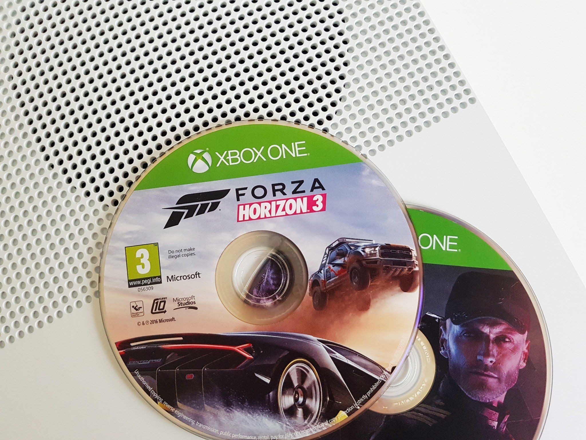 How to extract a stuck disc from your Xbox One or Xbox One S | Windows ...