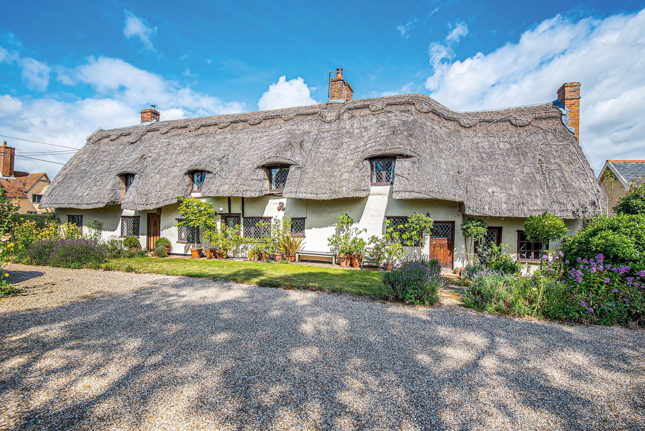 A delightful thatched cottage on the outskirts of the Stour Valley with ...