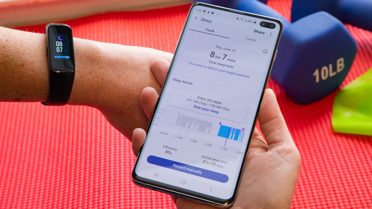 Samsung Galaxy Fit Hands-On Review: $100 Fitbit Rival Sports Stunning ...