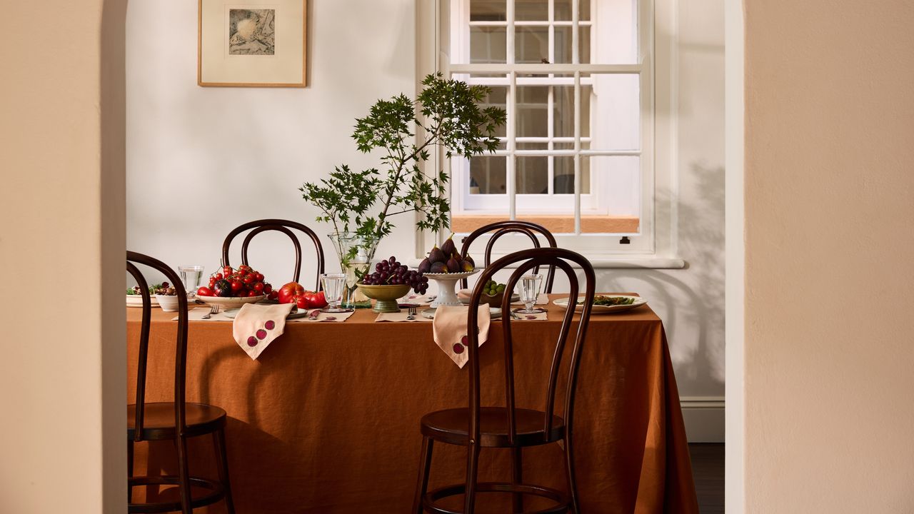 This Bistro Detailing Makes Your Tablecloth the Centerpiece