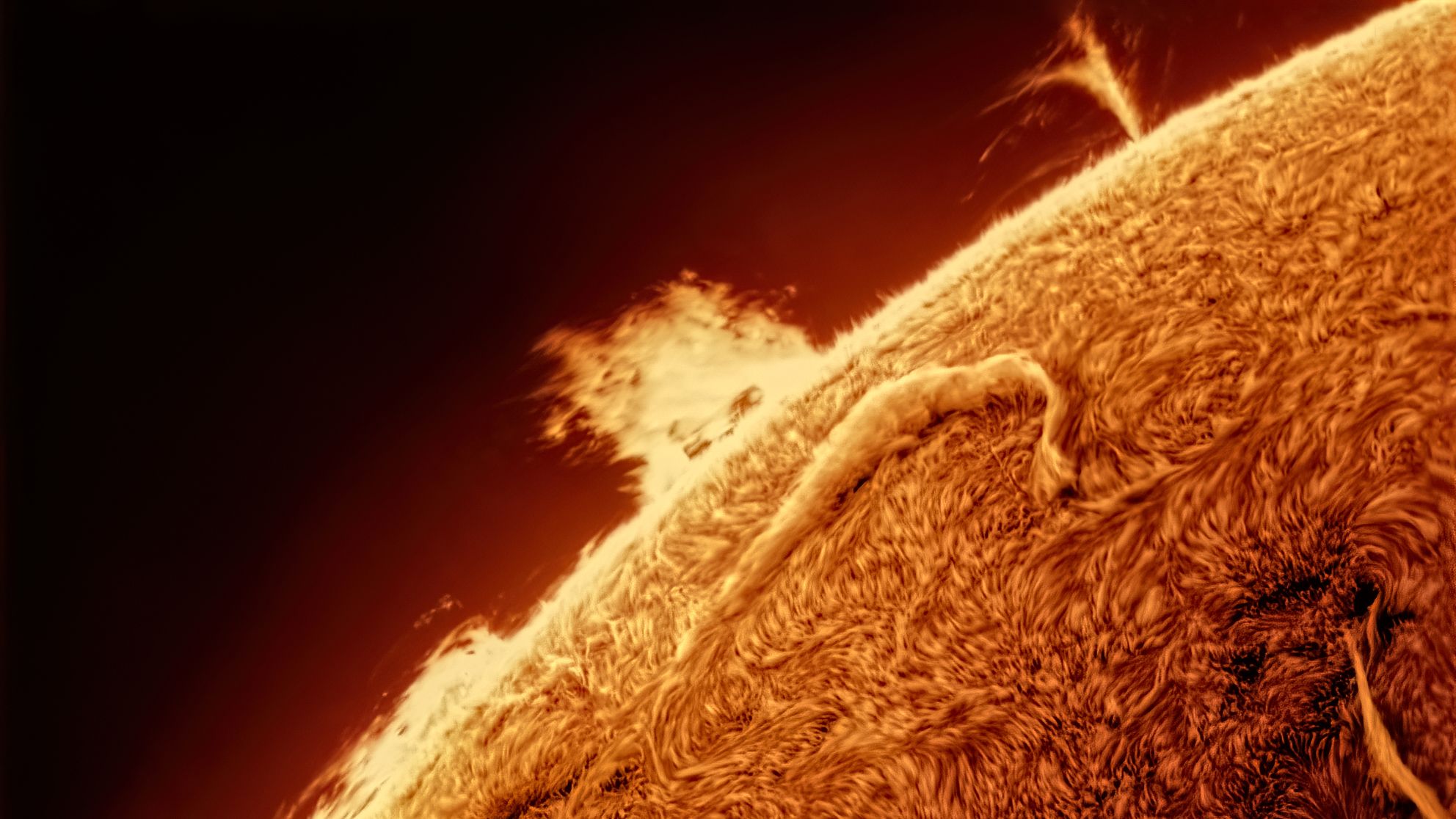 Astrophotographer takes stunning photographs of the sun in incredible ...