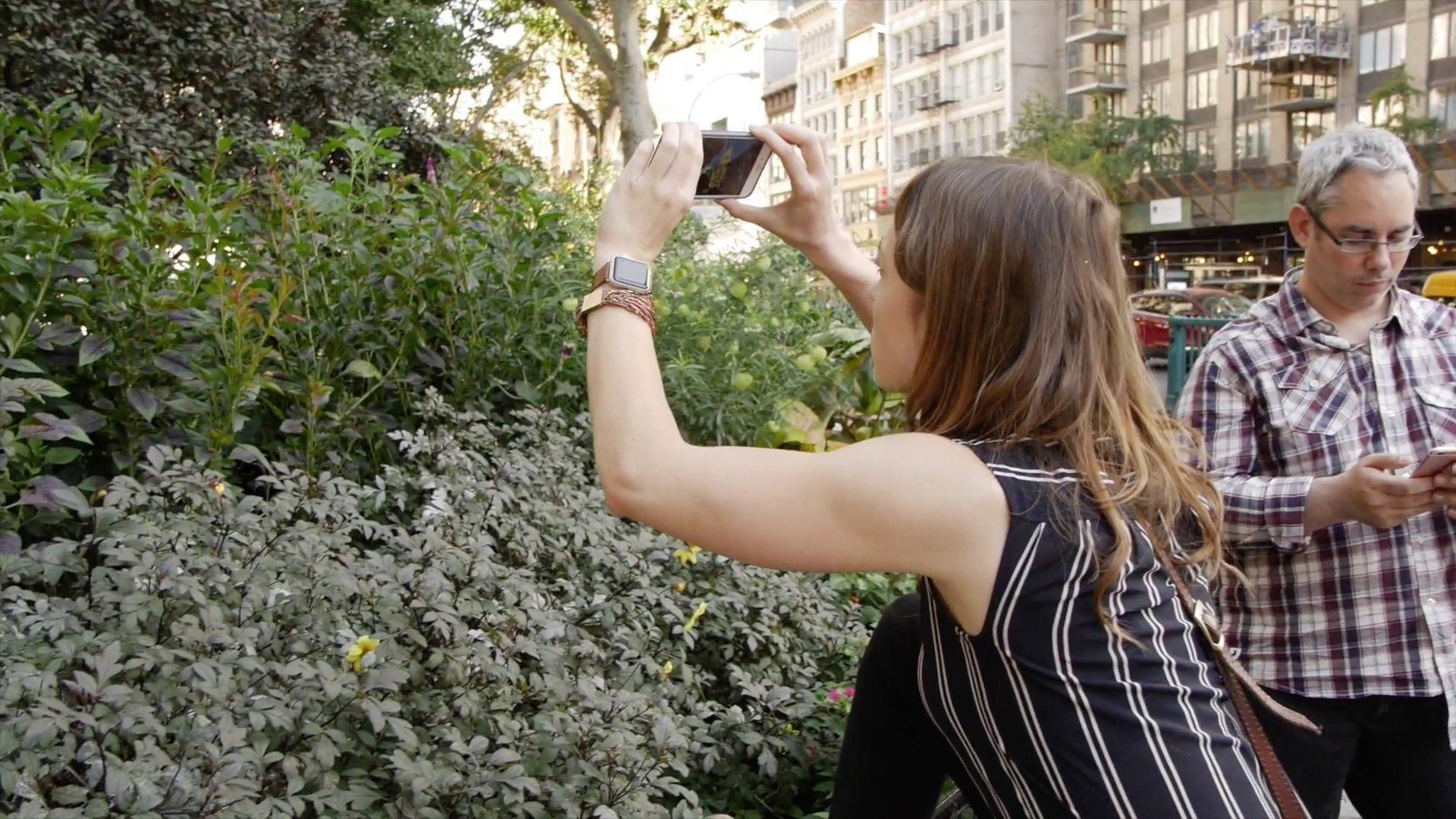 How to like, comment, and add subscribers to shared photo albums on ...