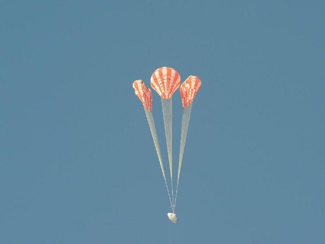 NASA Tests Orion Spaceship's Parachutes with Mock Glitch | Space