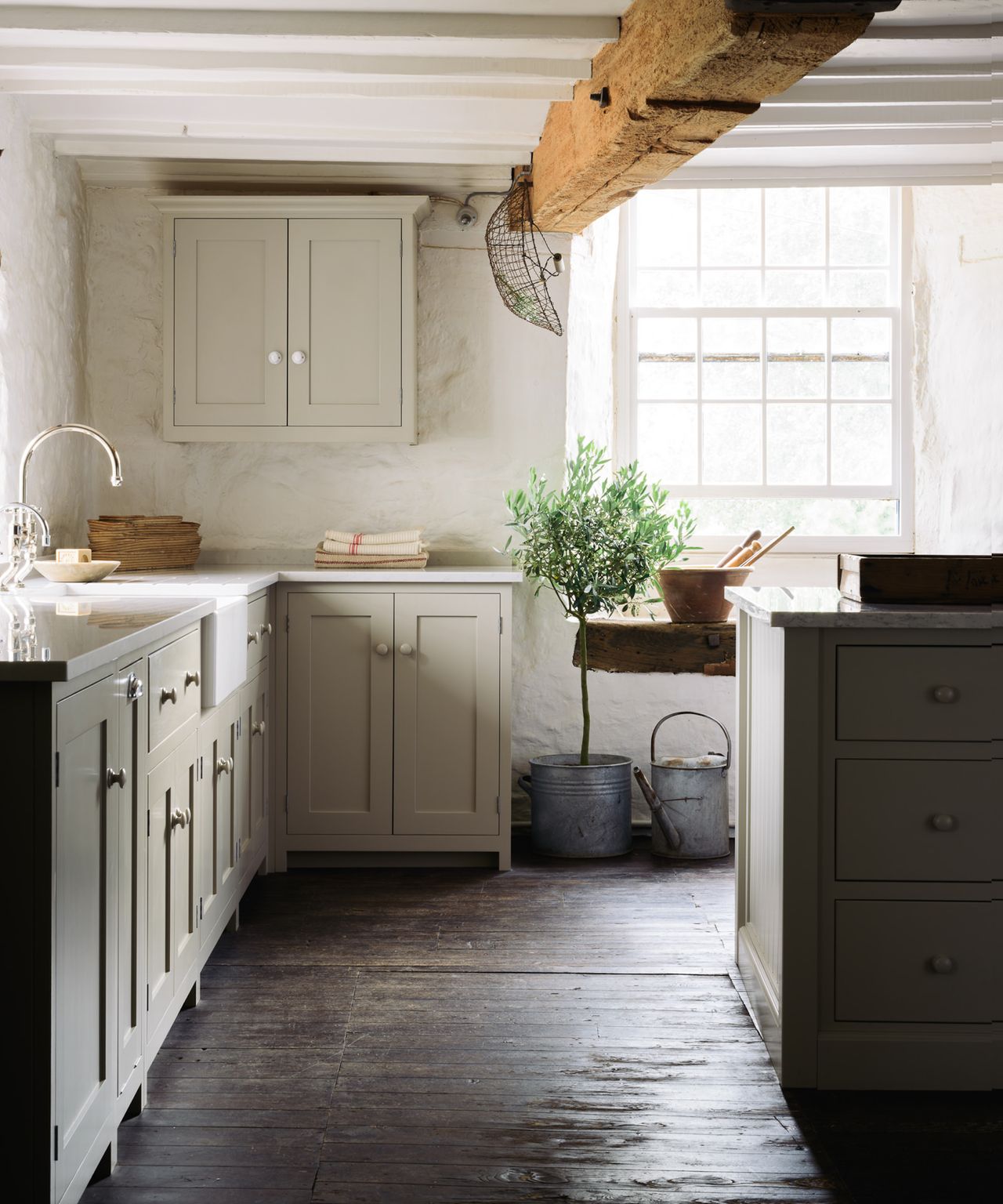 Toe kicks versus plinths: tips for making the right choice | Homes and ...