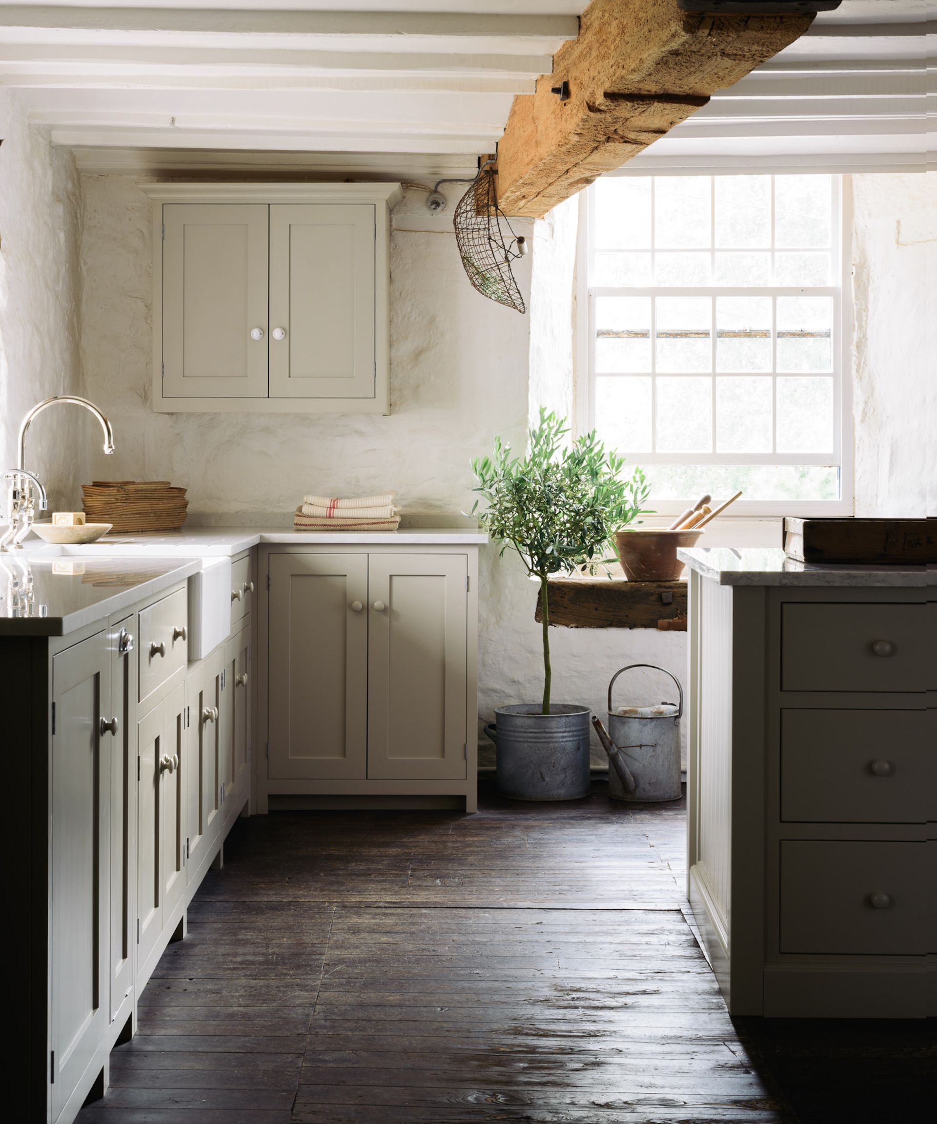 Toe kicks versus plinths: tips for making the right choice | Homes and ...