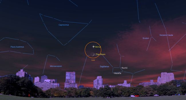 See the moon and Venus take a sunset stroll through the night sky ...