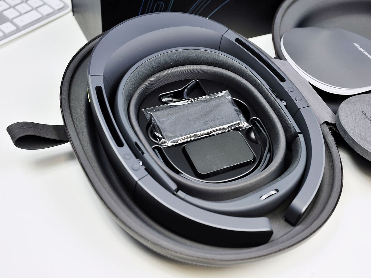 Unboxing the Microsoft HoloLens Development Edition: this thing is so ...