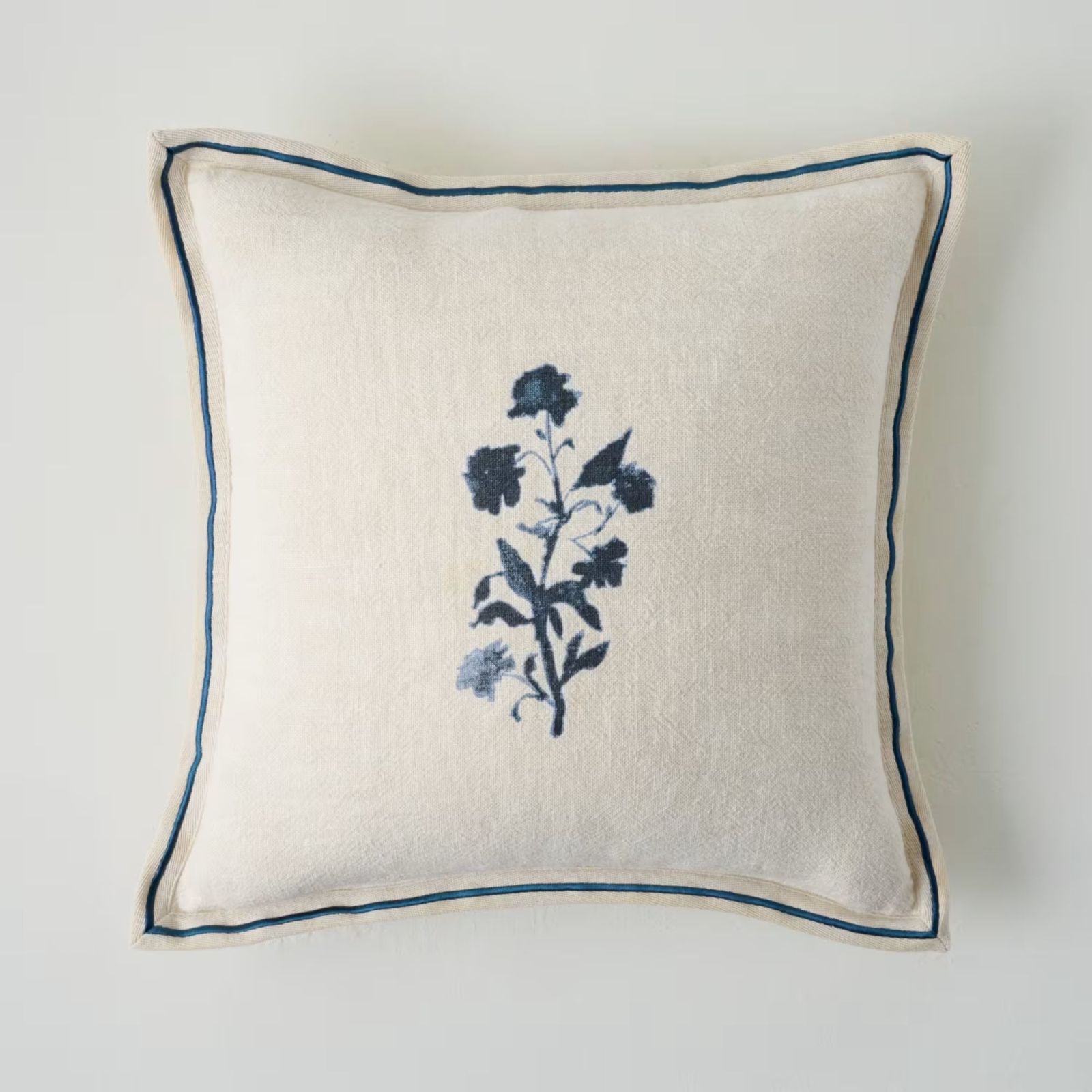 Find the best throw pillow colors for every shade of sofa | Homes and ...