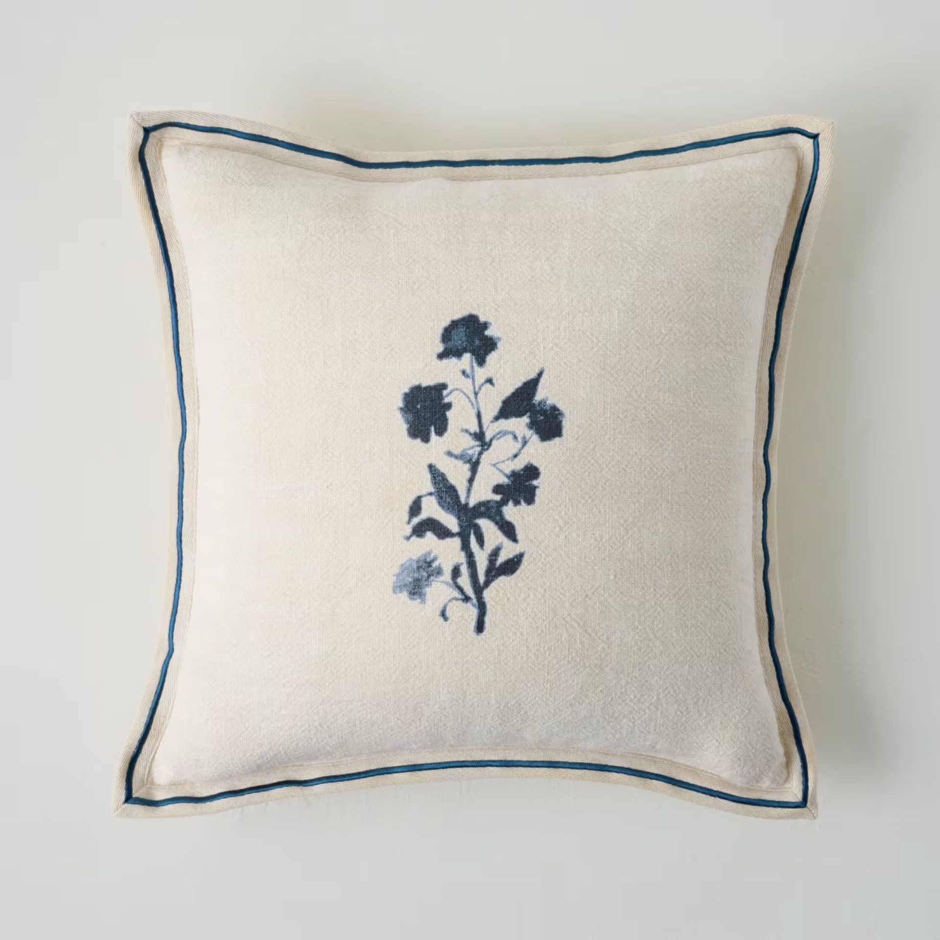 Find the best throw pillow colors for every shade of sofa | Homes and ...
