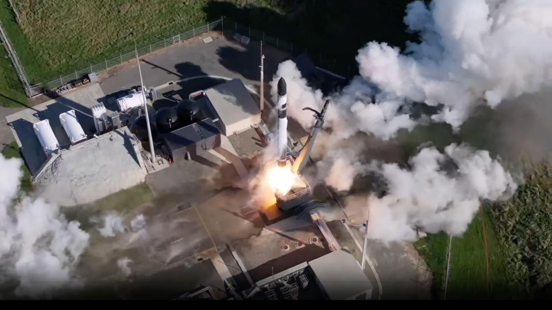 Rocket Lab launches private Earth-observing satellite to orbit (video ...