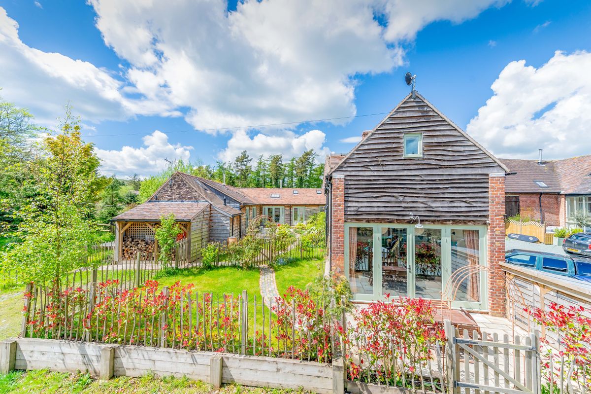 Path edging ideas: Tidy a garden walkway with smart designs | Homebuilding