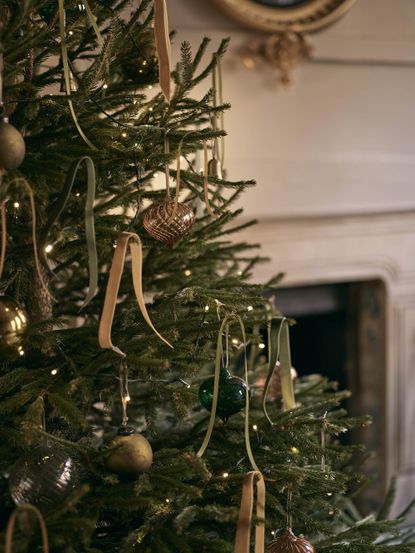 Christmas tree ribbon ideas: 9 decorative looks | Homes and Gardens