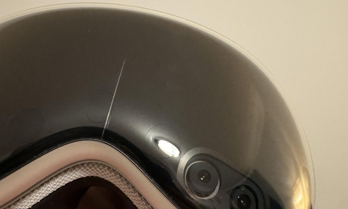 Some Apple Vision Pro units are developing glass cracks in the same ...