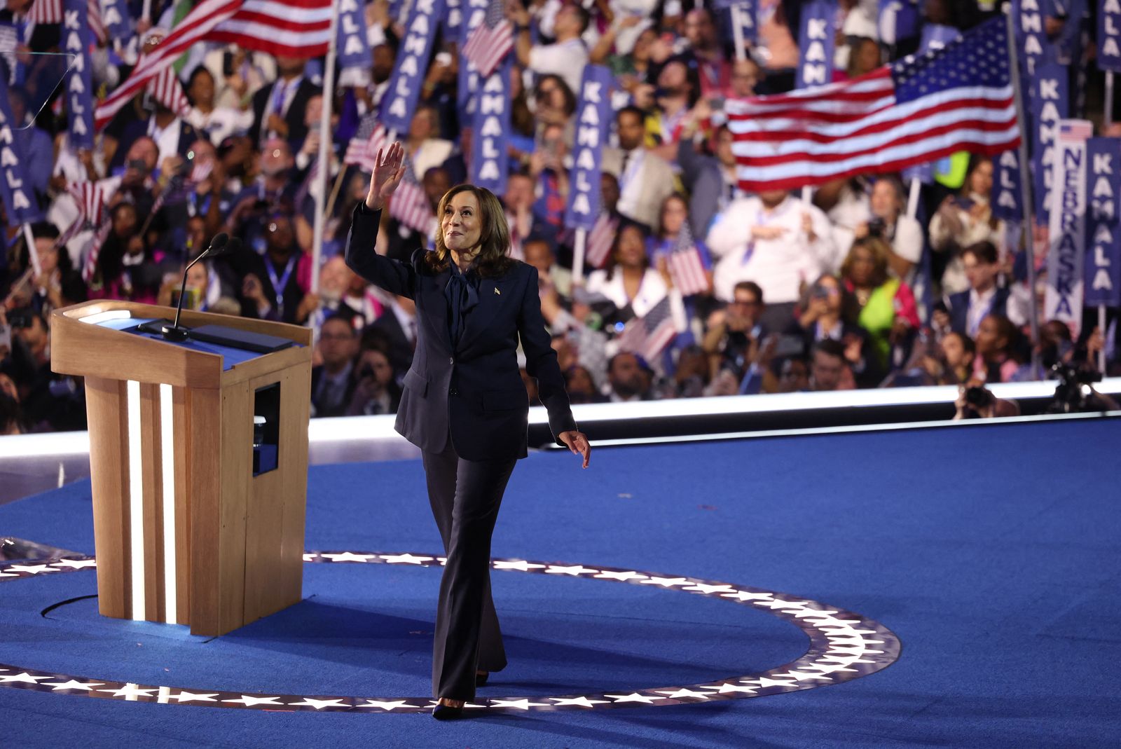 Kamala Harris Wears Dark Blue Power Suit to Accept the Democratic ...