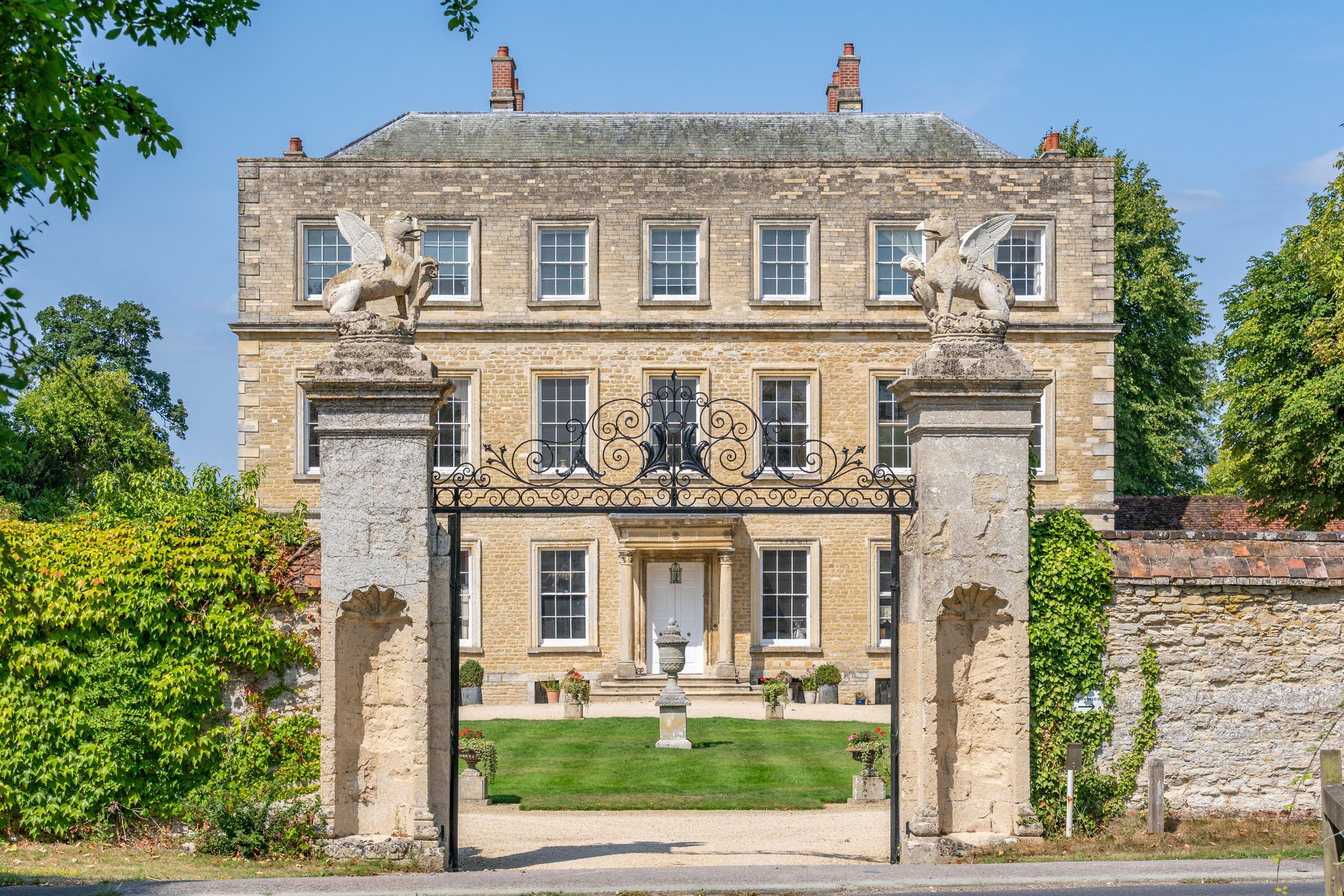 An extraordinary Italian palazzo built in the heart of Oxfordshire is ...