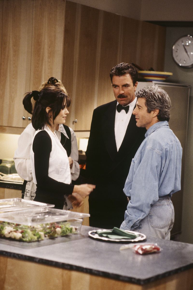 'Friends' Set Photos - Behind-the-Scenes 'Friends' Cast & Set Pictures ...