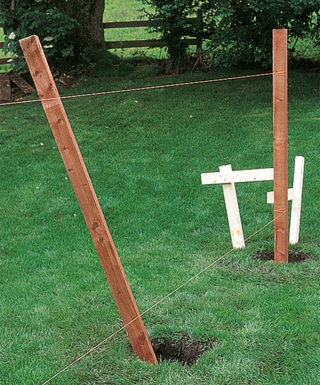How to install a fence post: 6 steps for a sturdy finish | Gardeningetc