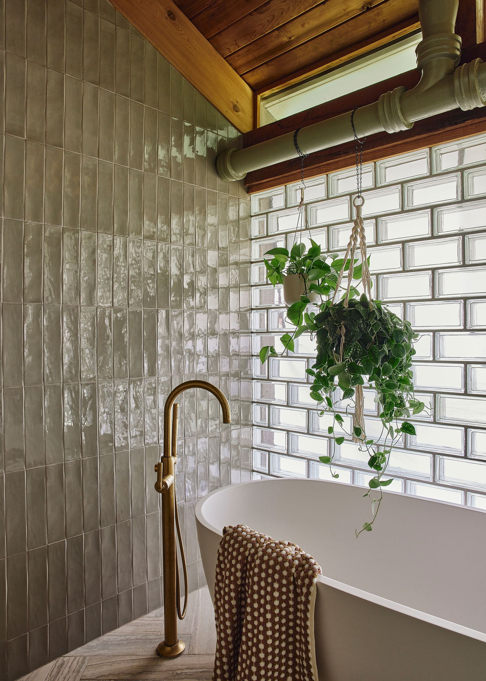 Shower vs Bath Water Usage — How Do They Compare? | Livingetc