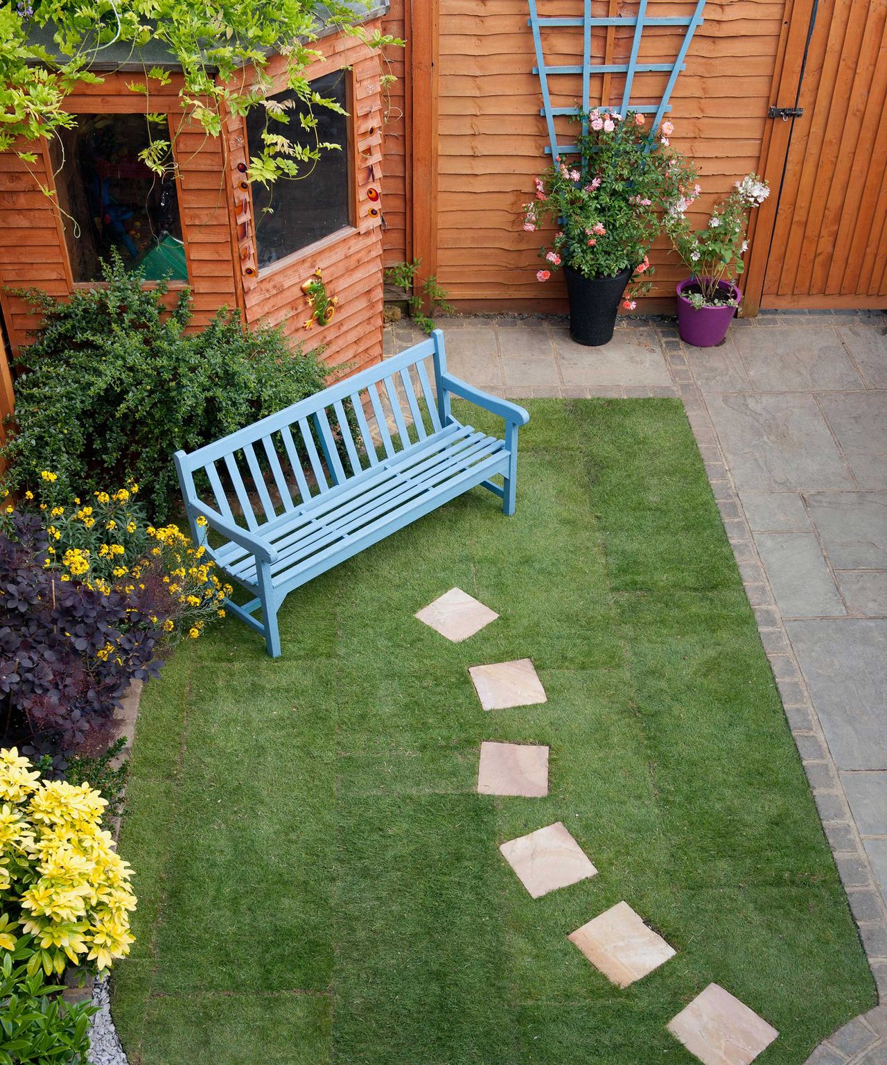 How to lay stepping stones on grass: 4 easy steps | Gardeningetc