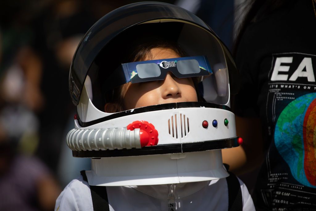 Annular solar eclipse wows skywatchers with spectacular 'ring of fire ...
