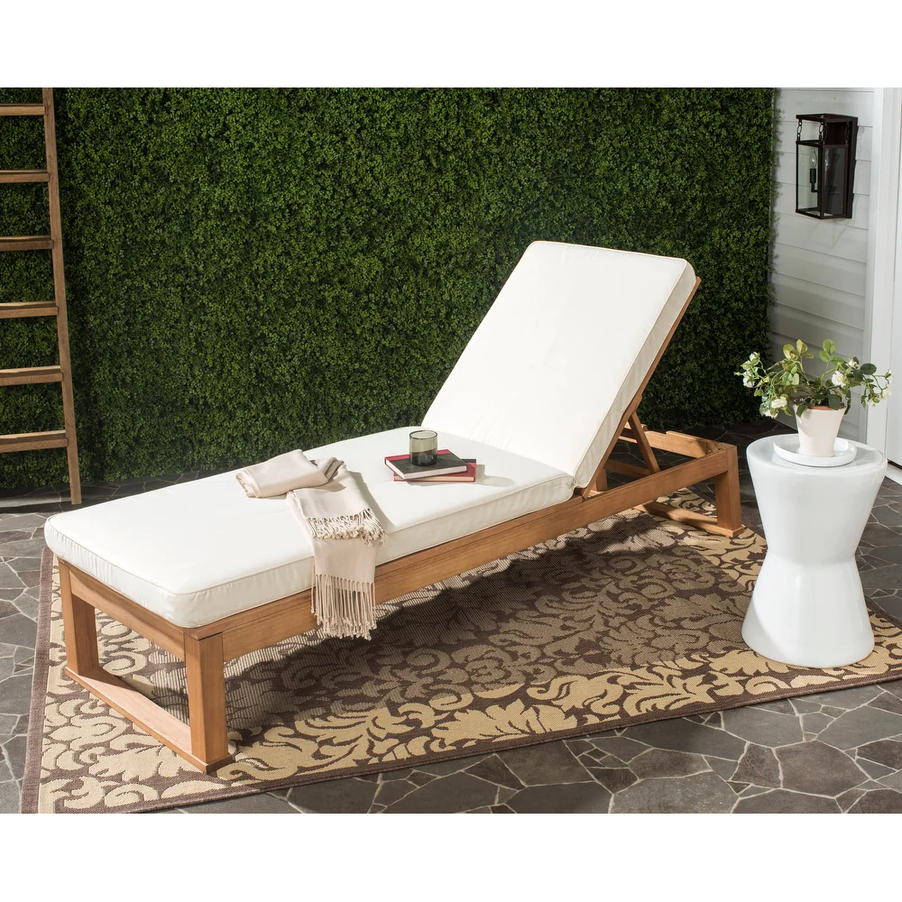 This Gorgeous Outdoor Daybed Is Serving Luxury on a Budget