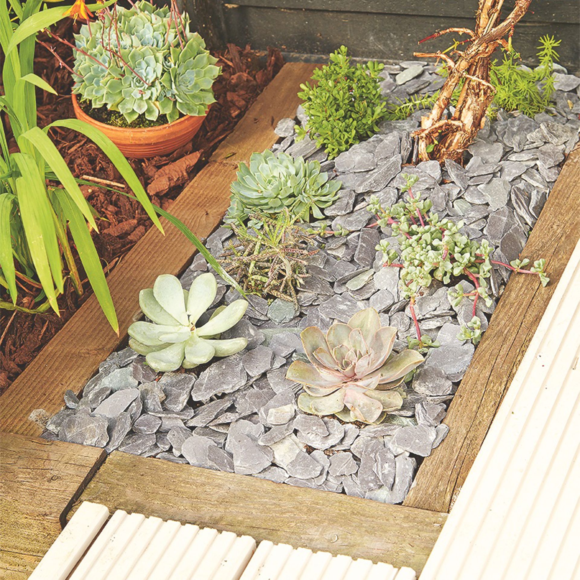 10 decking edging ideas to create a decorative border | Ideal Home