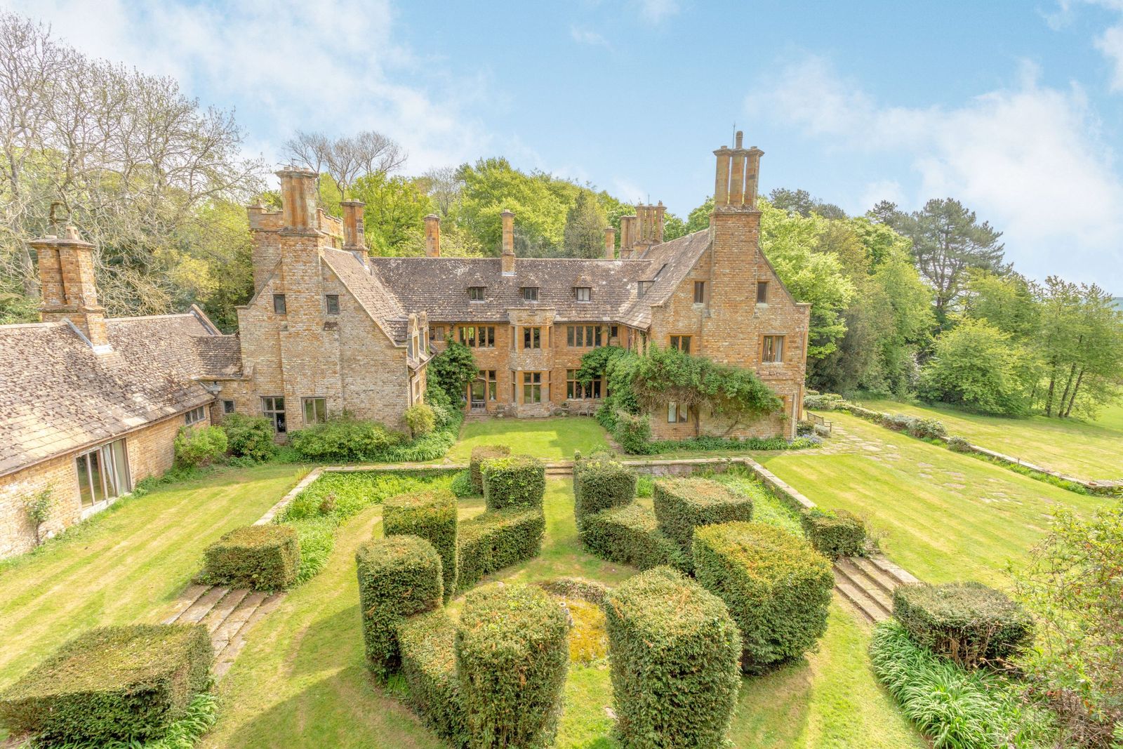 A grand Edwardian country house with 14 bedrooms — and a dedicated ...