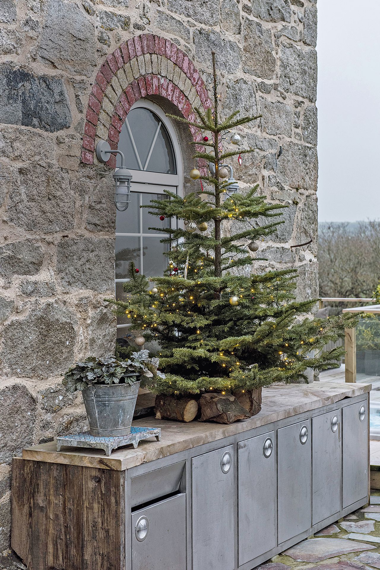 Christmas light ideas for outdoor trees | Homes and Gardens