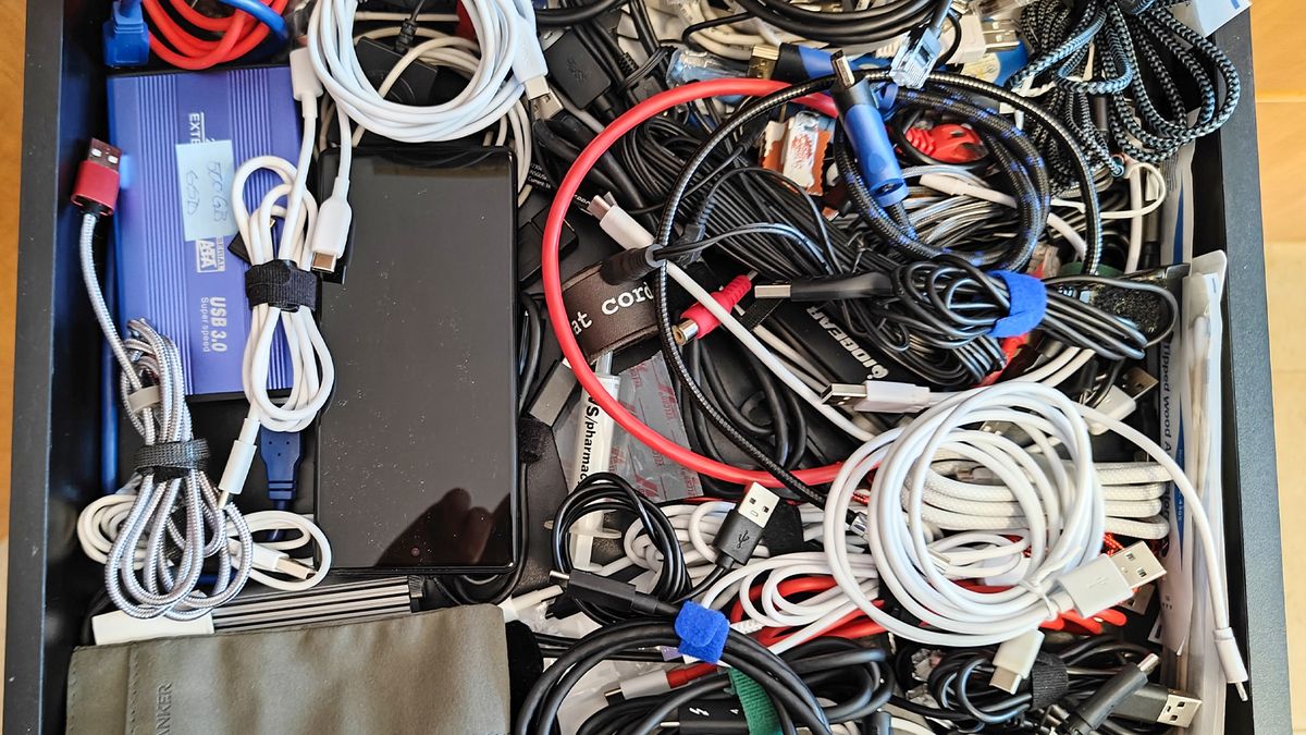 I turned an old phone into a system monitor for my computer — and the ...