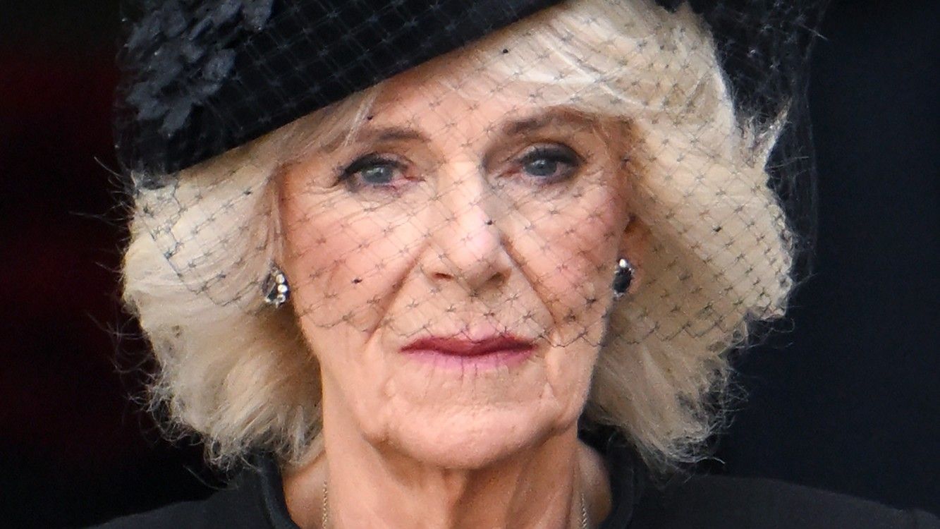 New Book Reveals for the First Time a Poignant Two-Word Promise Queen ...