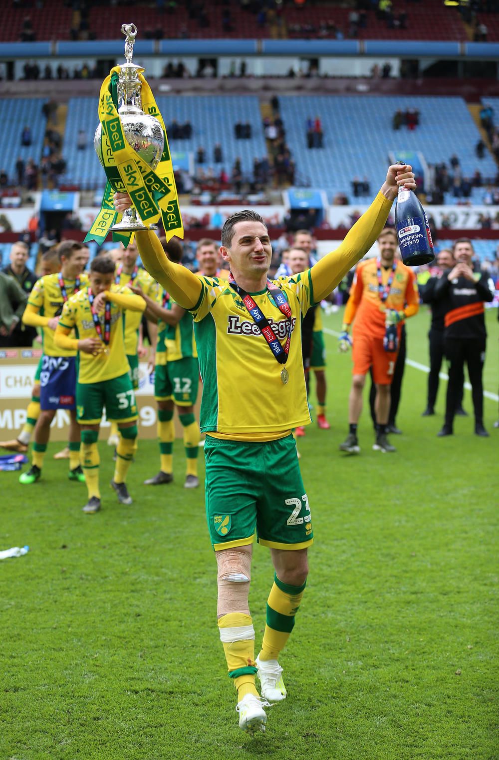Norwich midfielder Kenny McLean signs new three-year deal | FourFourTwo