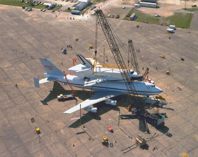 Crane Ballet to Hoist Space Shuttle Discovery from Carrier Plane | Space