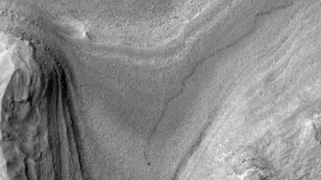 Mars orbiter snaps 1st image of Curiosity rover driving on the Red ...