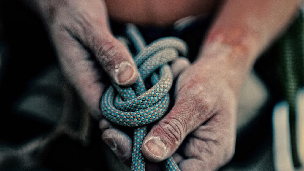 How to tie a figure 8 knot for climbing | Advnture