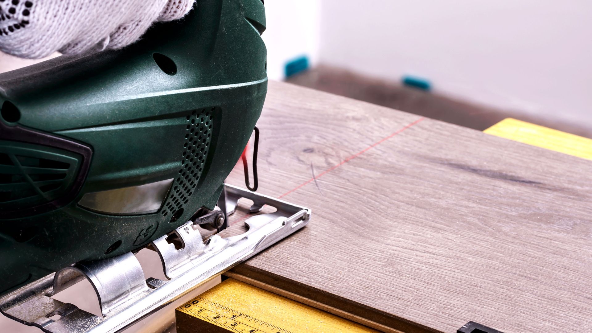 How to cut laminate flooring: Techniques you need to know | Homebuilding