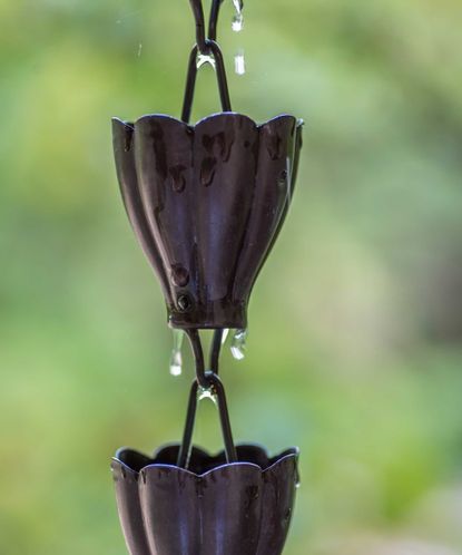 What is a rain chain and how does it work? | Gardeningetc