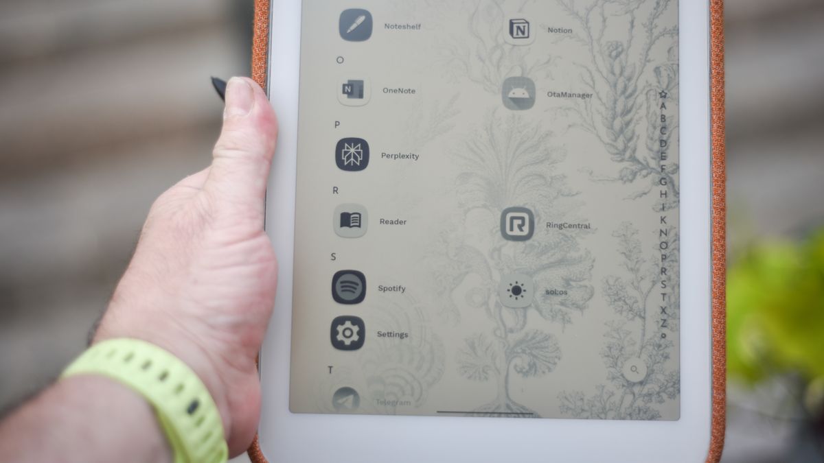 'A Godzilla-sized Pebble watch with a decade of improvement' – Daylight ...