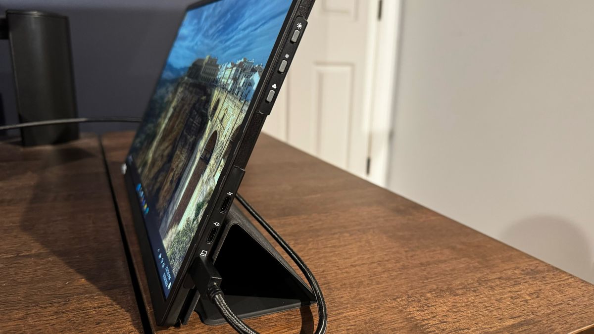 Plugable 15.6-inch USB-C Portable Monitor Review: Par for the course ...