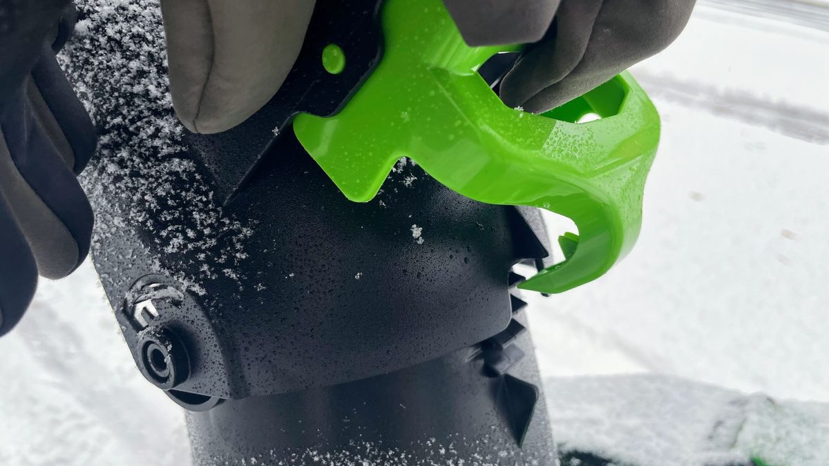 Greenworks 40V 20 Inch Cordless Snow Blower review | Top Ten Reviews