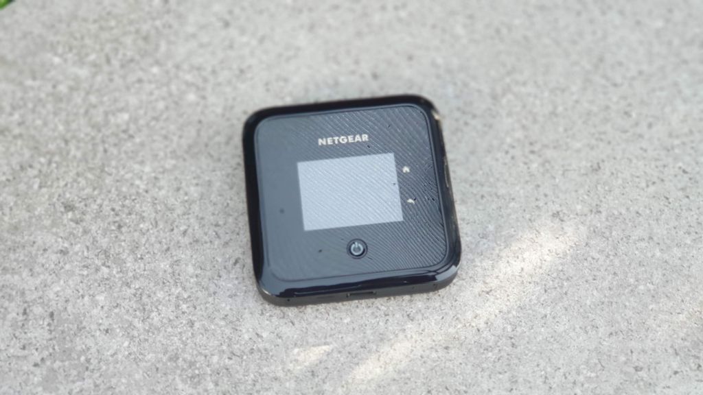 Netgear Nighthawk MR5200 5G WiFi 6 portable mobile hotspot router ...