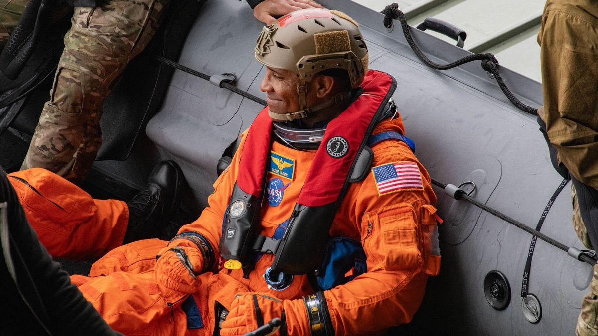 Get to the choppa! Artemis 2 moon astronauts practice splashdown with U ...