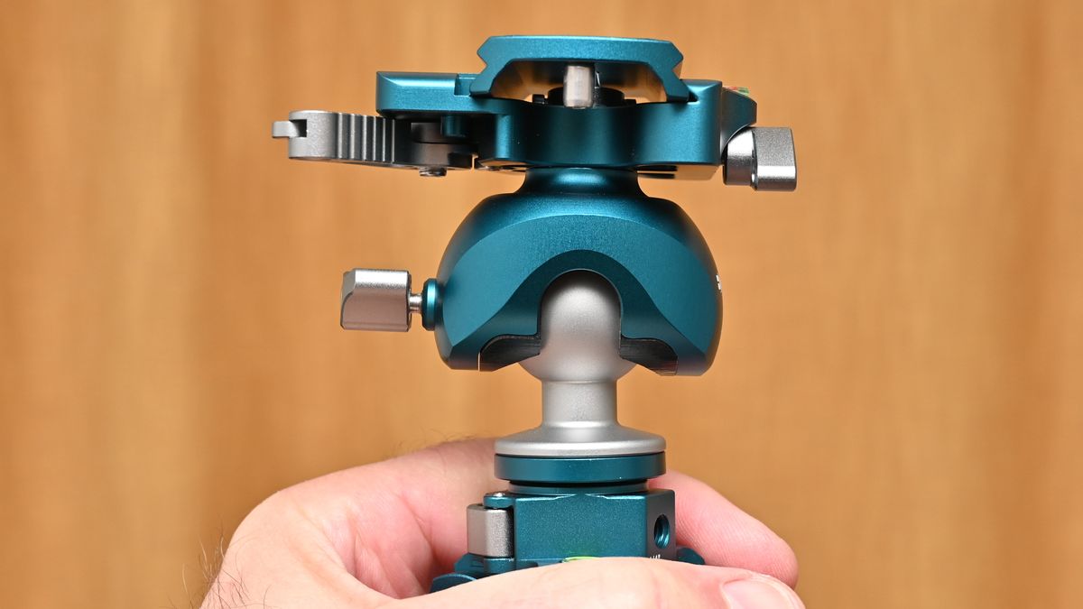 Benro Cyanbird Carbon Tripod with FS30 Head review: a travel tripod kit ...