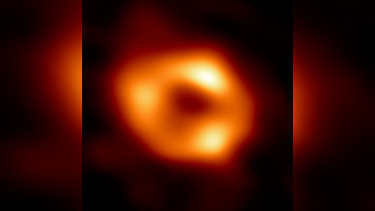 1st image of our galaxy's 'black hole heart' unveiled | Live Science