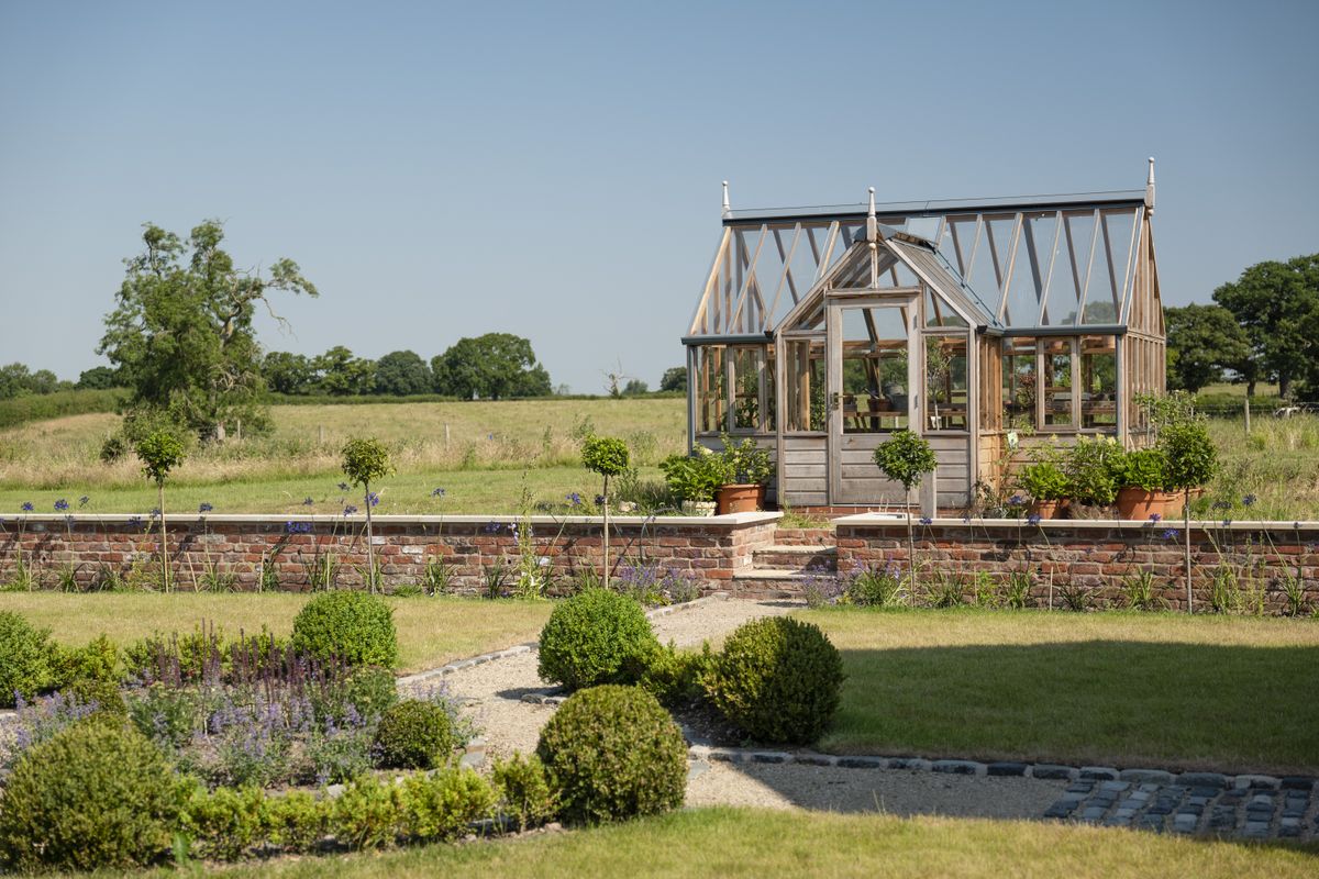 New Build Garden Ideas: 8 Beautiful Ways to Finish a Project | Homebuilding