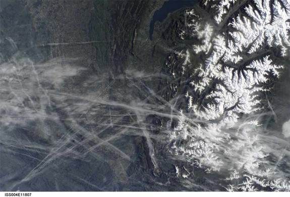 Image Gallery: Streaming Contrails | Live Science