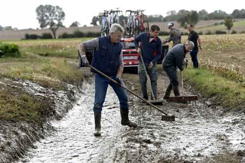 Muddy Paris-Roubaix cobbles get preview by contenders - Gallery ...