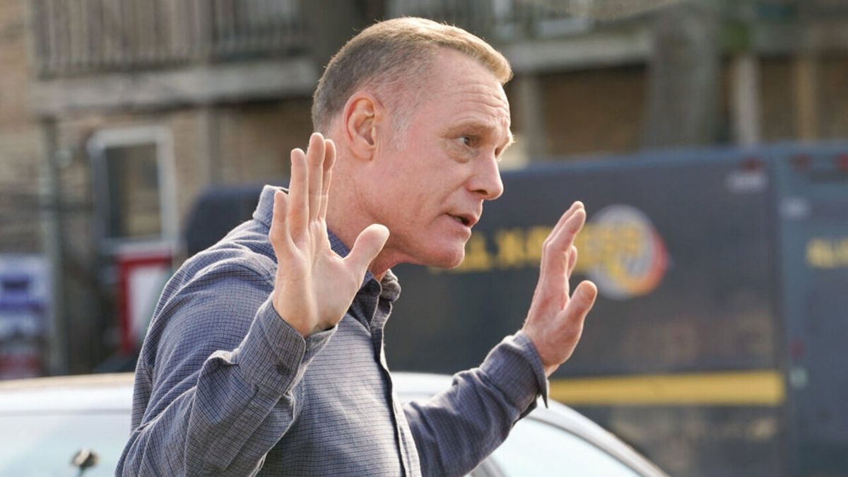 Chicago P.D. Stars Break Down Voight's 'Confounding' Decisions And The ...