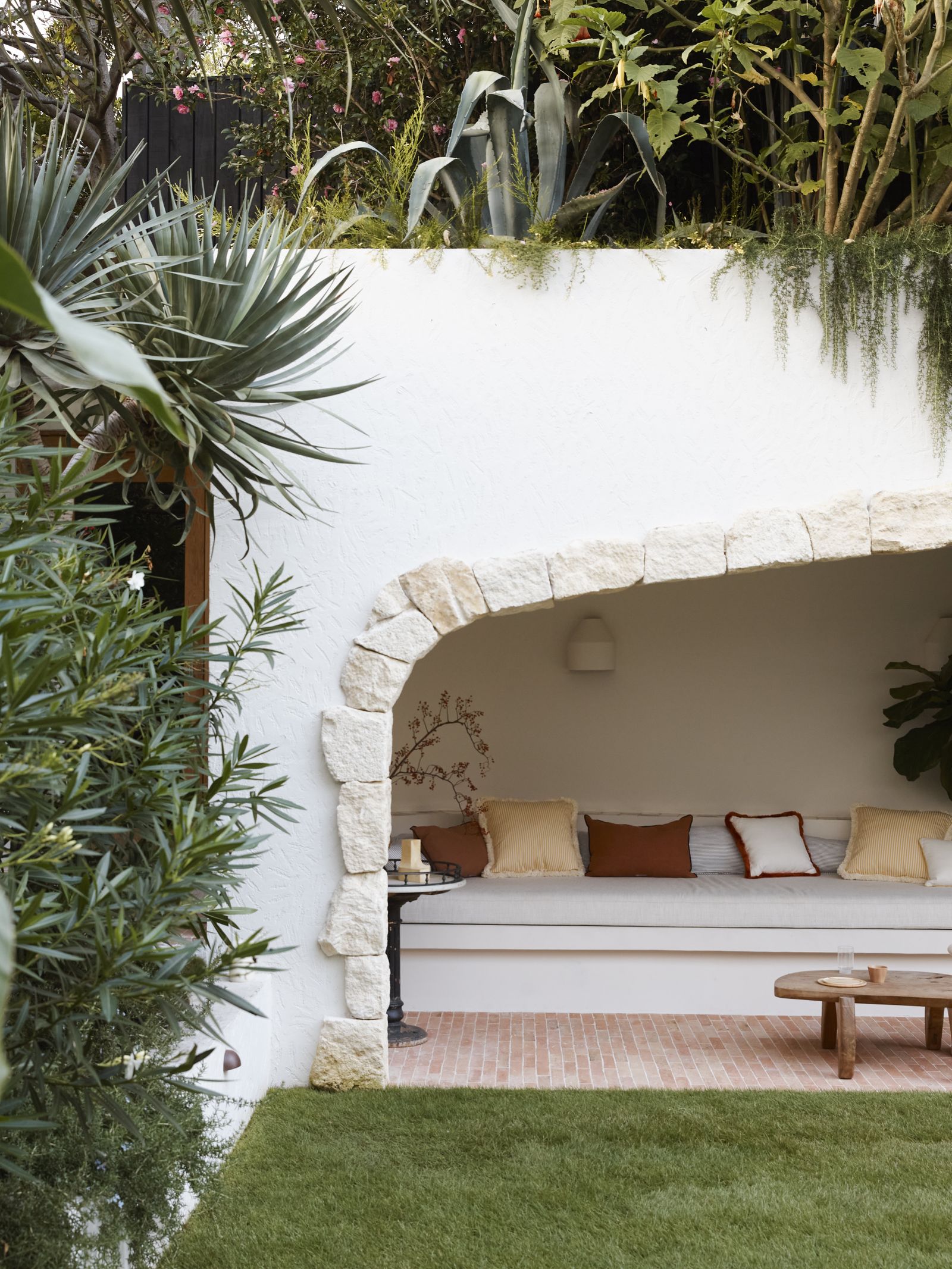 How to choose the perfect color scheme to for your backyard | Livingetc