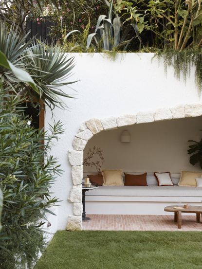 How to choose the perfect color scheme to for your backyard | Livingetc